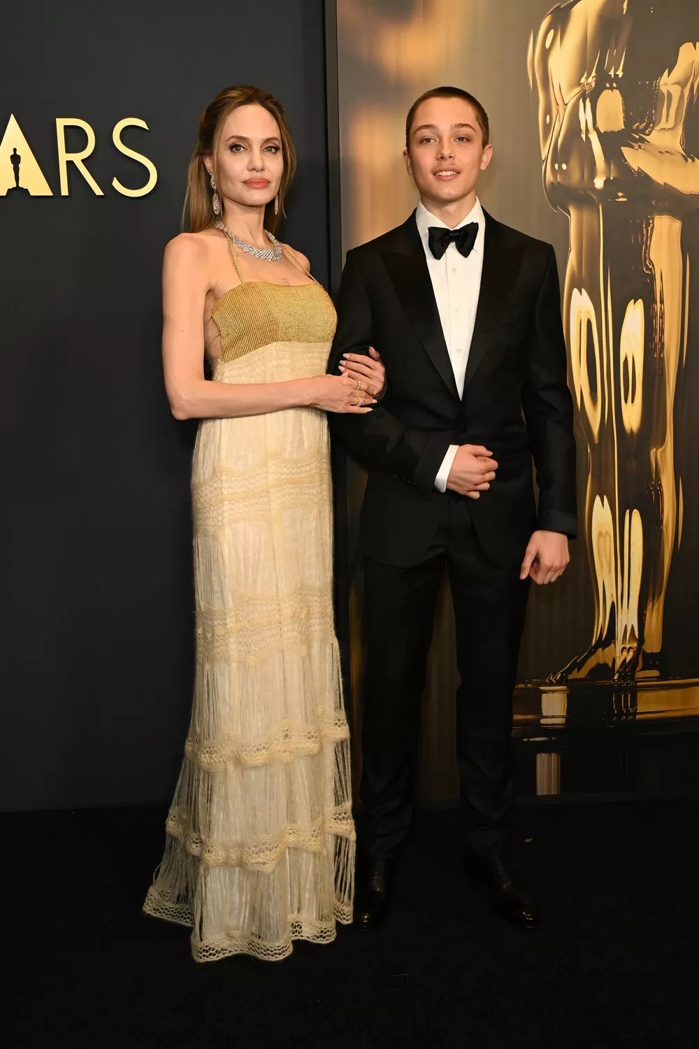 ანჯელინა ჯოლი შვილთან, ნოქსთან ერთად საზოგადოებაში პირველად გამოჩნდა ...