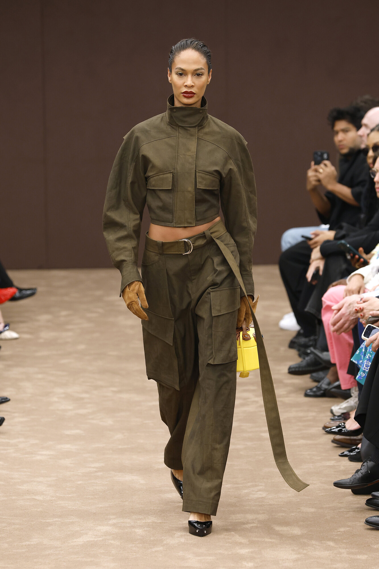 შარვალი "კარგო" მოდაში ბრუნდება და 2025 წლის ერთ-ერთი ყველაზე ...