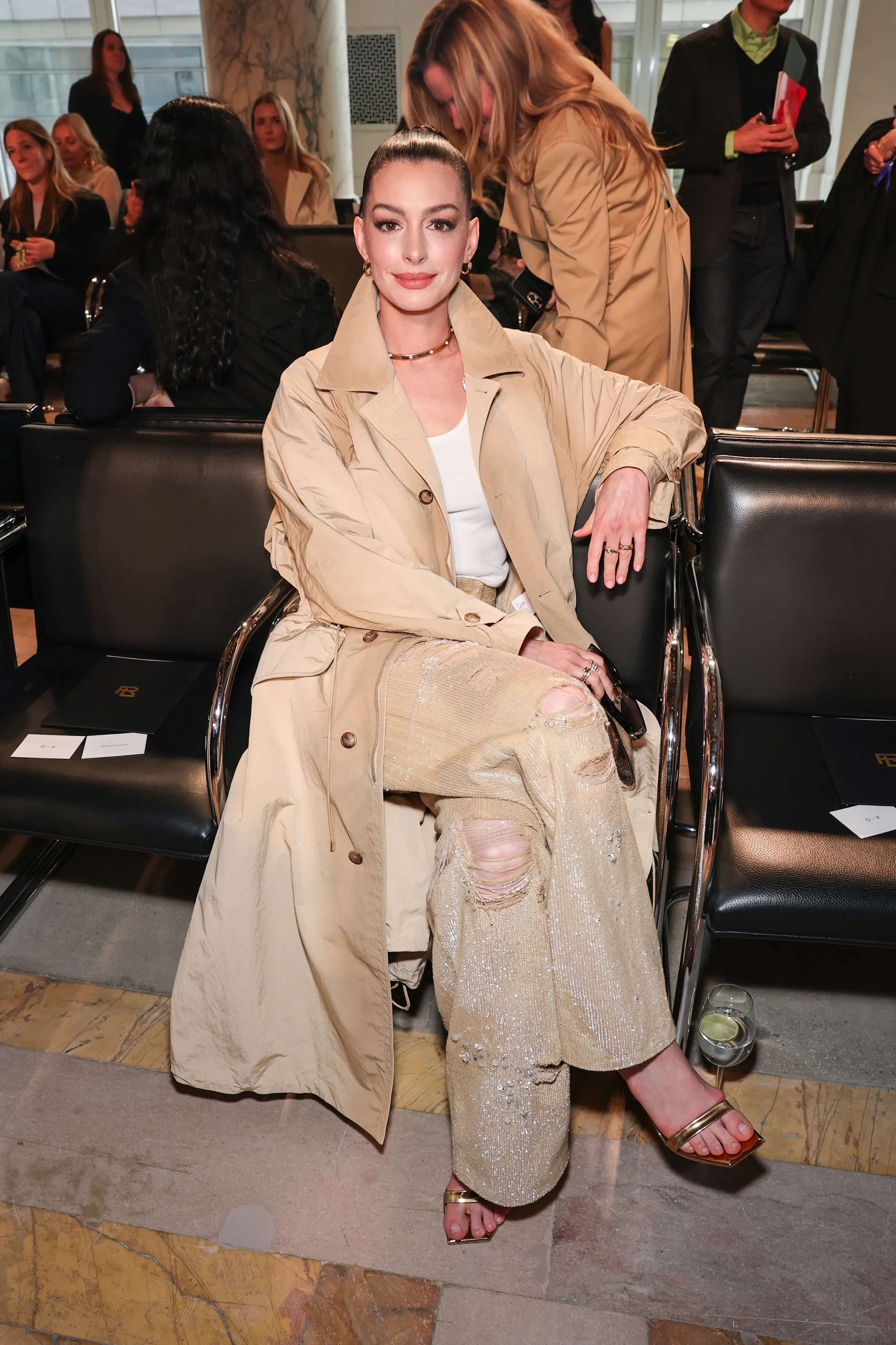 "ენ ჰეთეუეი Ralph Lauren-ის ჩვენებას დაესწრო ახალი გარეგნობა პლასტიკური ...